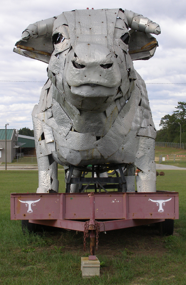 Bull Statues | RoadsideArchitecture.com