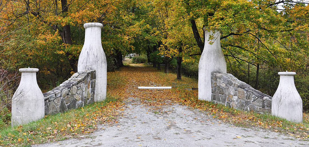 Giant Milk Bottles | RoadsideArchitecture.com