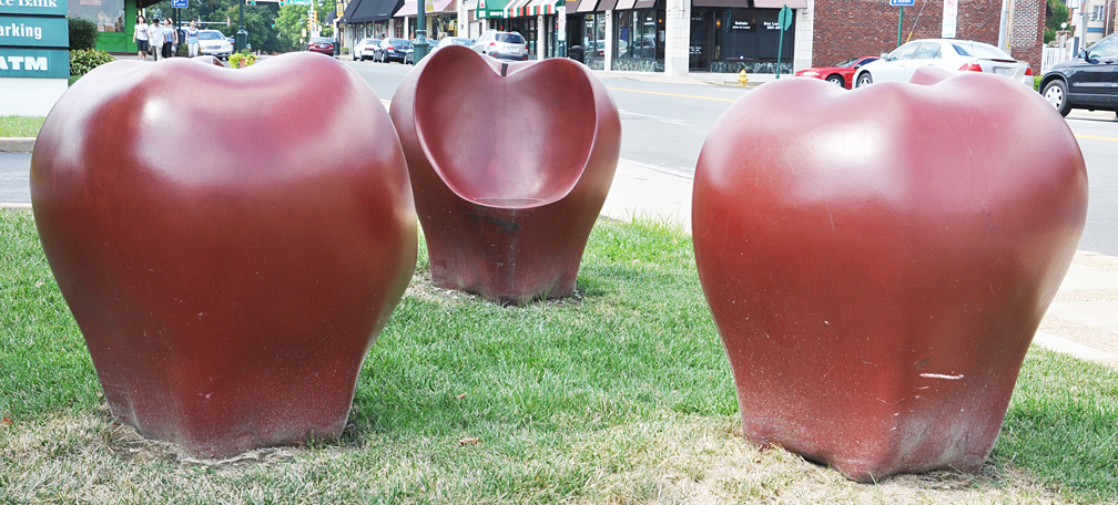 Giant Apple Statues | RoadsideArchitecture.com