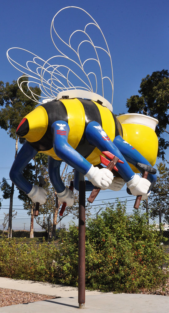 Insect Statues | RoadsideArchitecture.com
