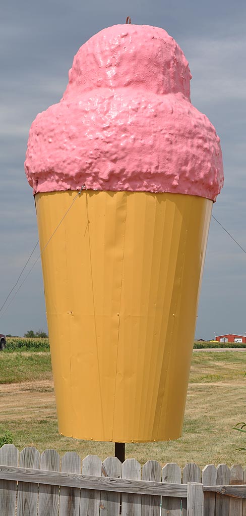Giant Ice Cream Statues | RoadsideArchitecture.com