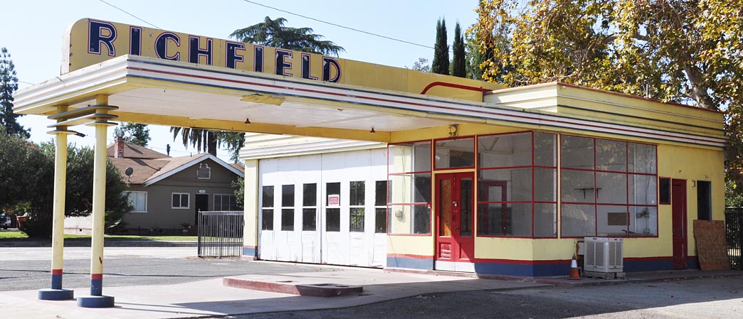 California Richfield Gas Stations | RoadsideArchitecture.com