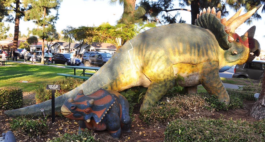 California Dinosaur Statues | RoadsideArchitecture.com