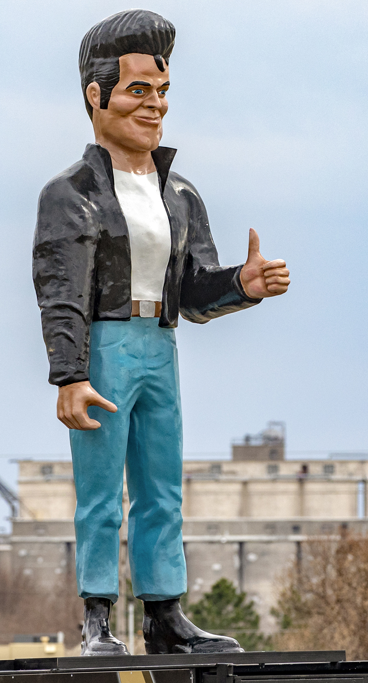 International Fiberglass 14-Foot-Tall Statues | RoadsideArchitecture.com