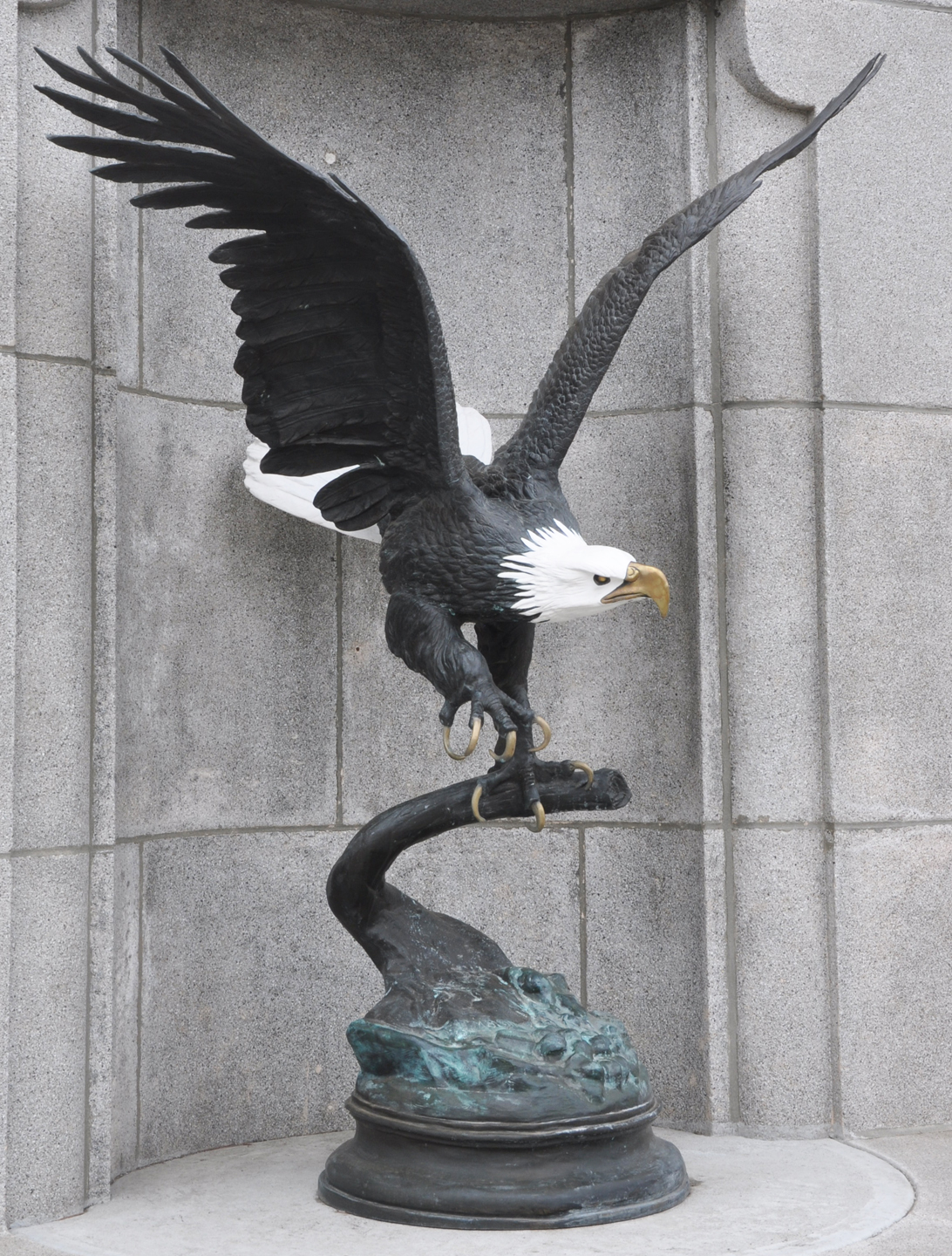 Eagle Statues | RoadsideArchitecture.com