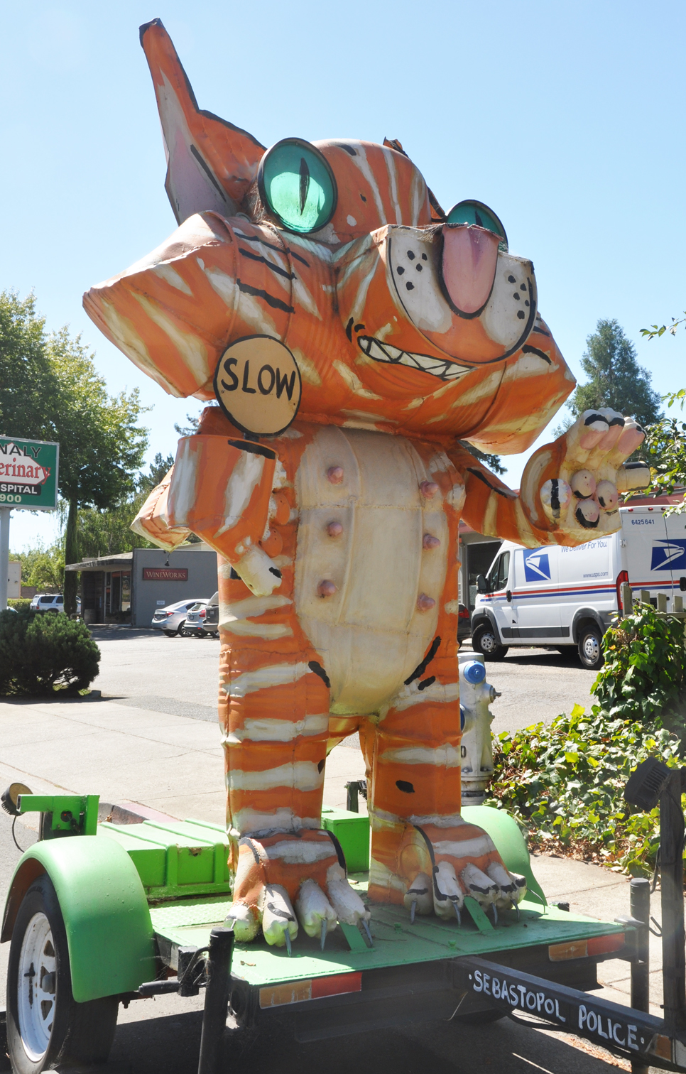 Domestic Cat Statues | RoadsideArchitecture.com