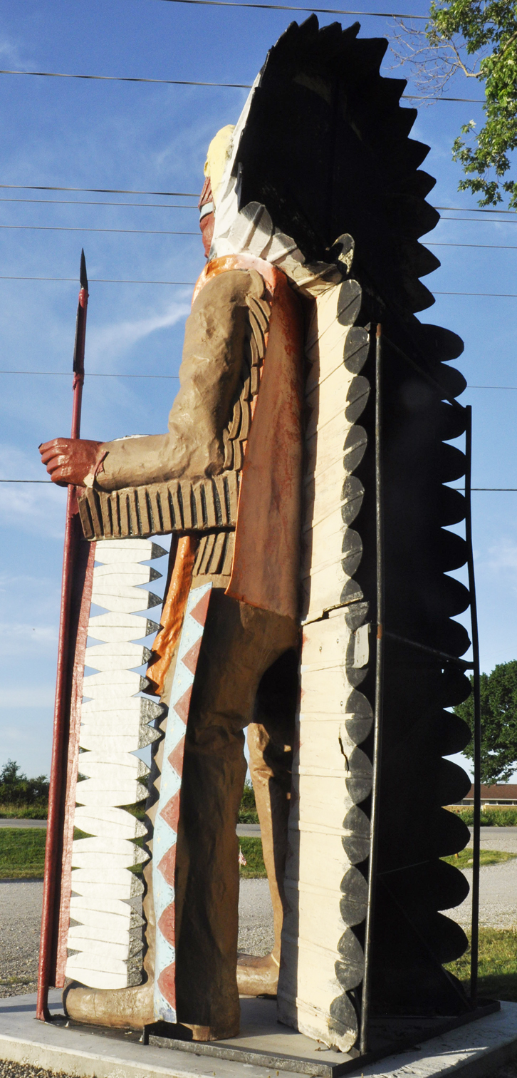 Indian Statues | RoadsideArchitecture.com