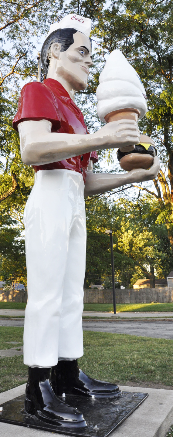 International Fiberglass 14-Foot-Tall Statues | RoadsideArchitecture.com